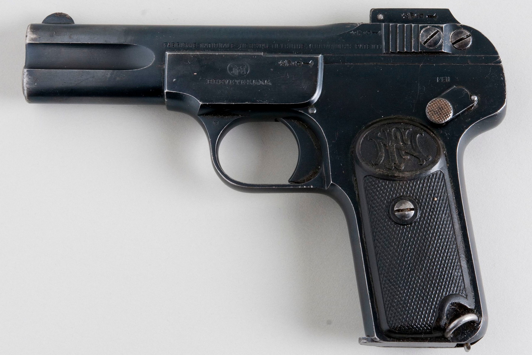 Slavné číslo jedna: Vyzkoušeli jsme na střelnici pistoli FN M1900 | 100 ...