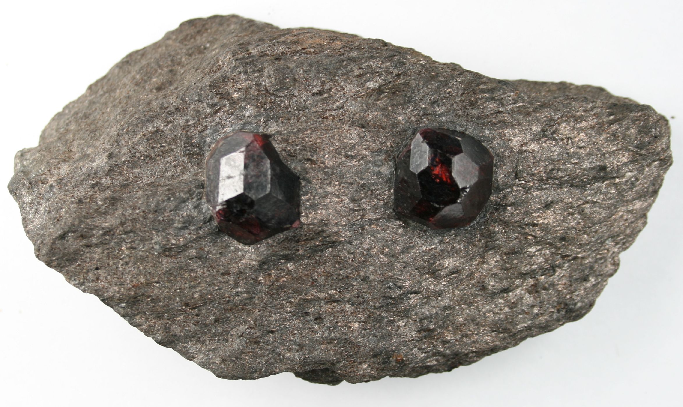 Krása českých granátů: Krev zakletá v kameni | 100+1 zahraniční zajímavost