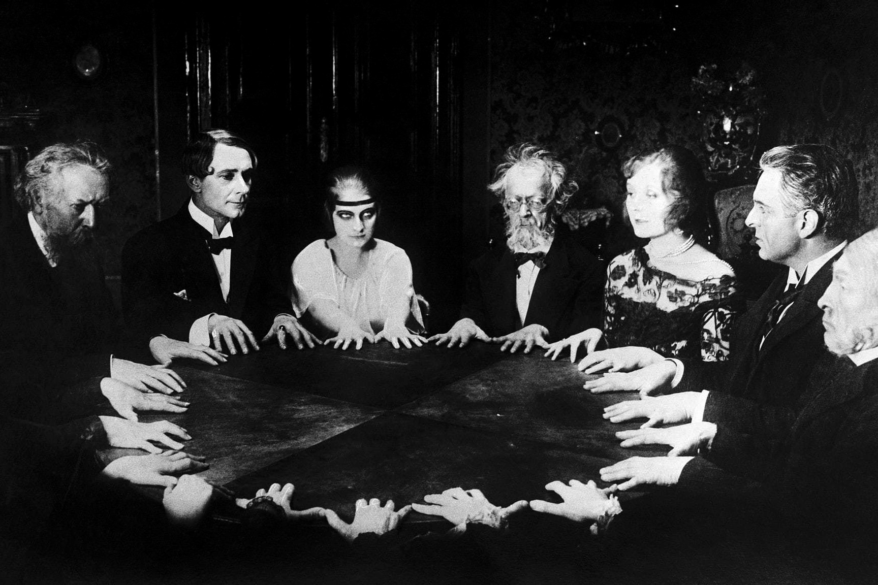 Duchové v hledáčku vědy: Kde se vzal fenomén spiritistických seancí ...