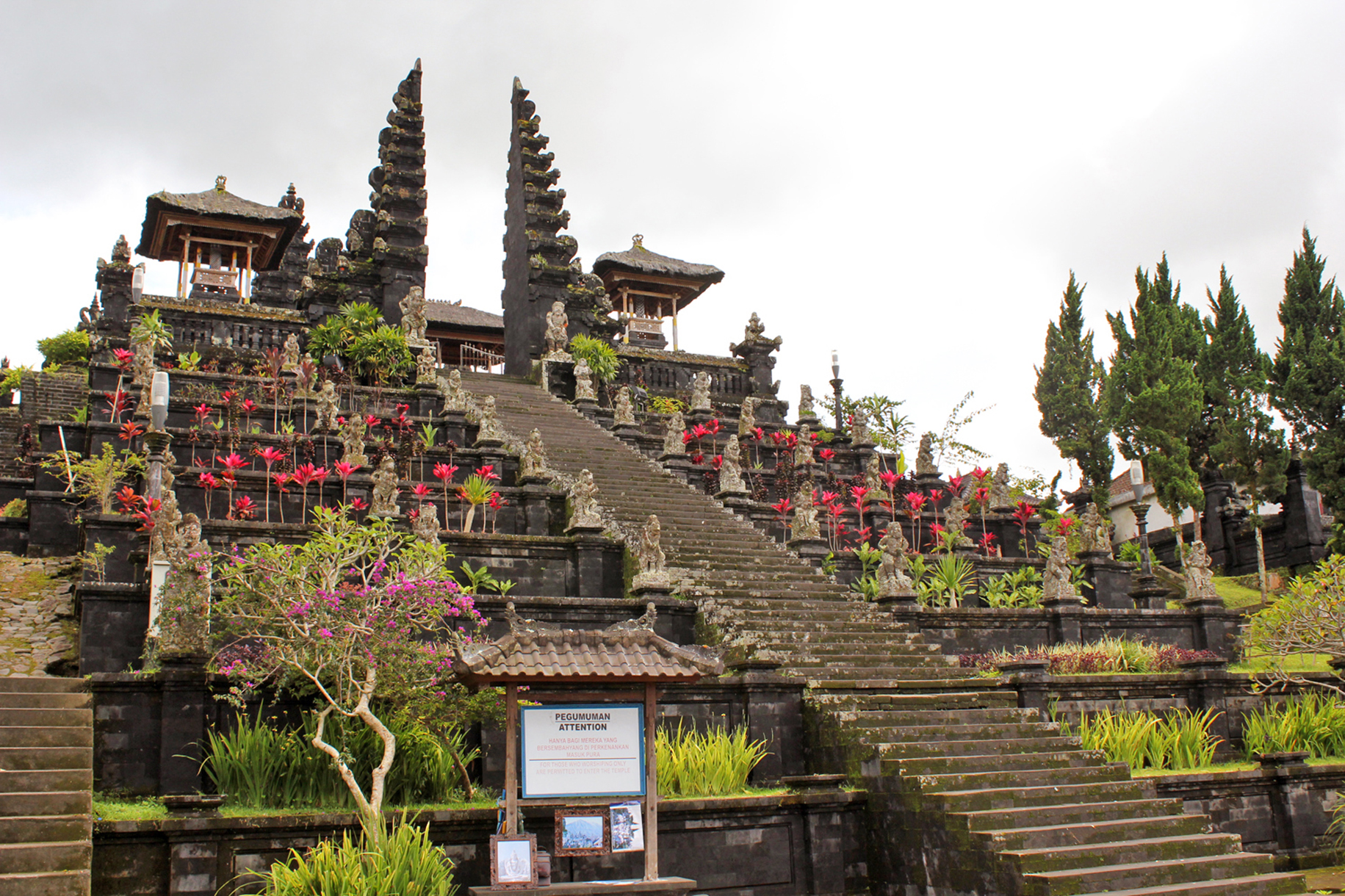 Svatyně a tanečnice: Křehká harmonie ostrova Bali | 100+1 zahraniční ...