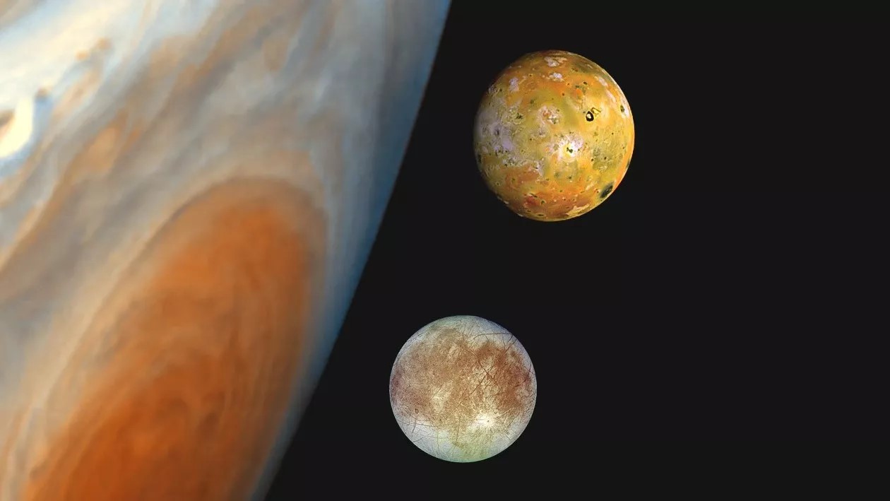 Vulkanické běsnění Jupiterova měsíce Io znečišťuje sousední Europu ...