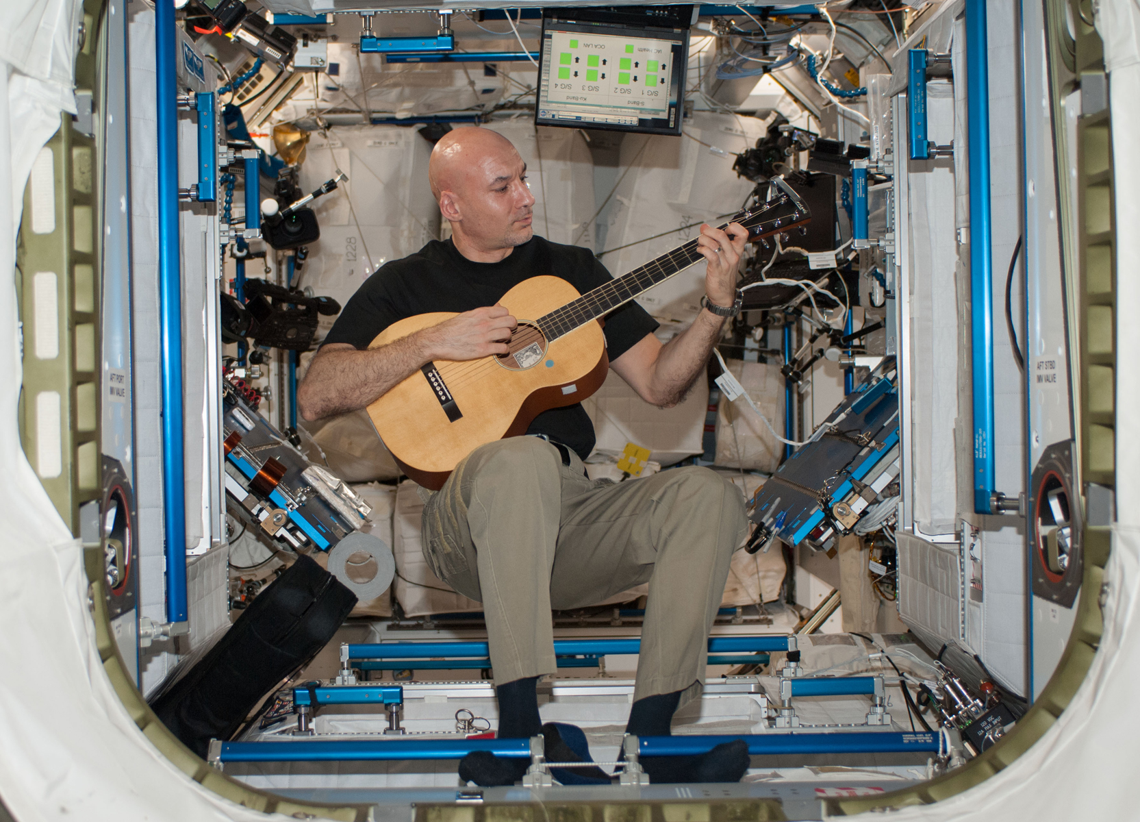 Mezinárodní kosmická stanice: Jak kosmonauti jedí, pijí, spí a chodí na ...