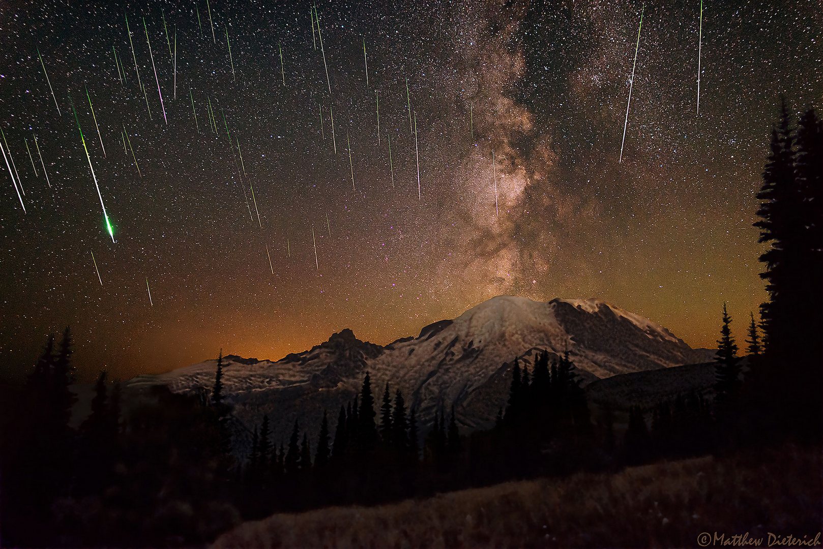Noční obloha v srpnu: Zatmění Měsíce a maximum nejstaršího meteorického ...