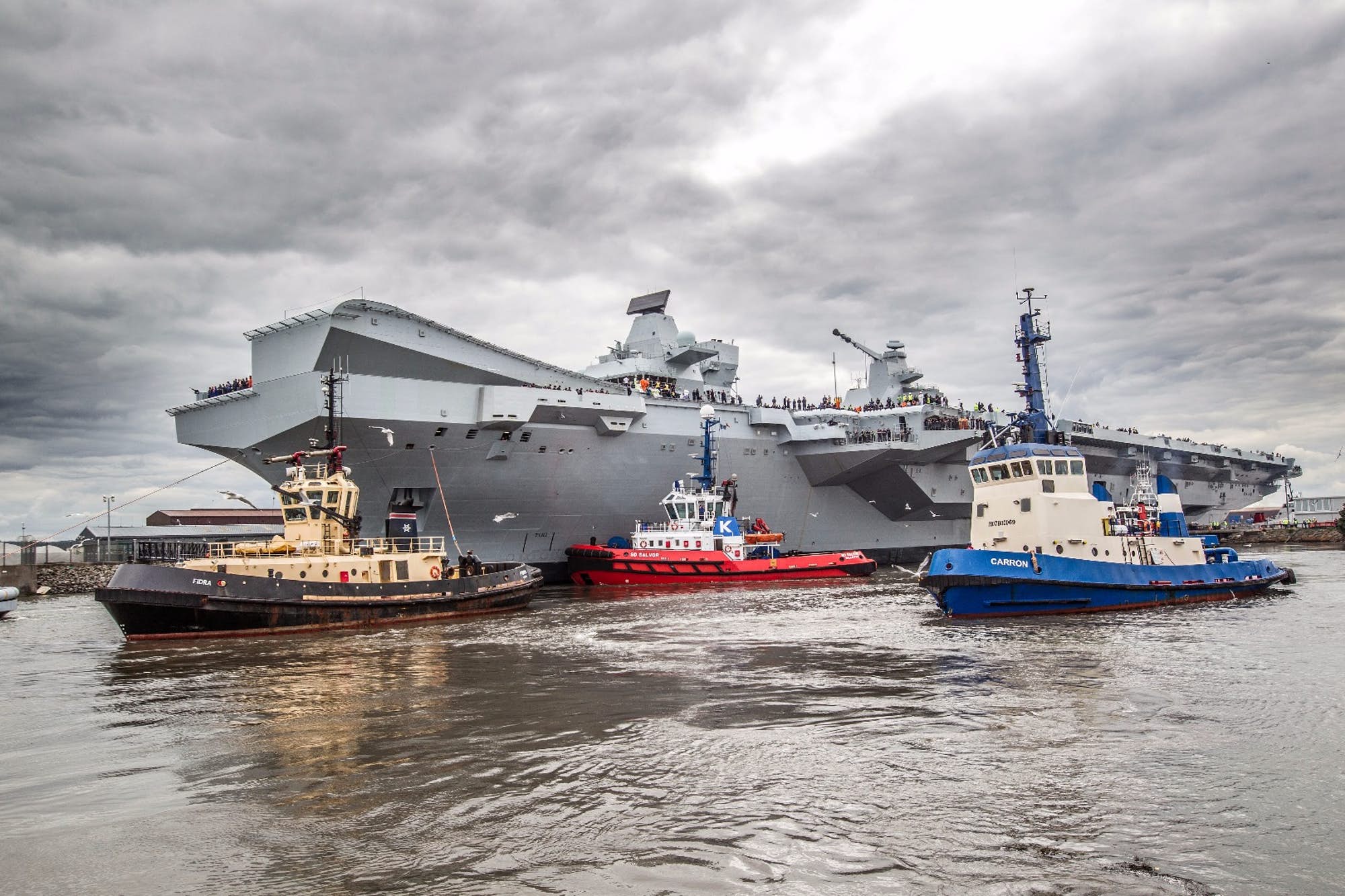 Britská letadlová loď HMS Queen Elizabeth poprvé vyplula na moře | 100 ...