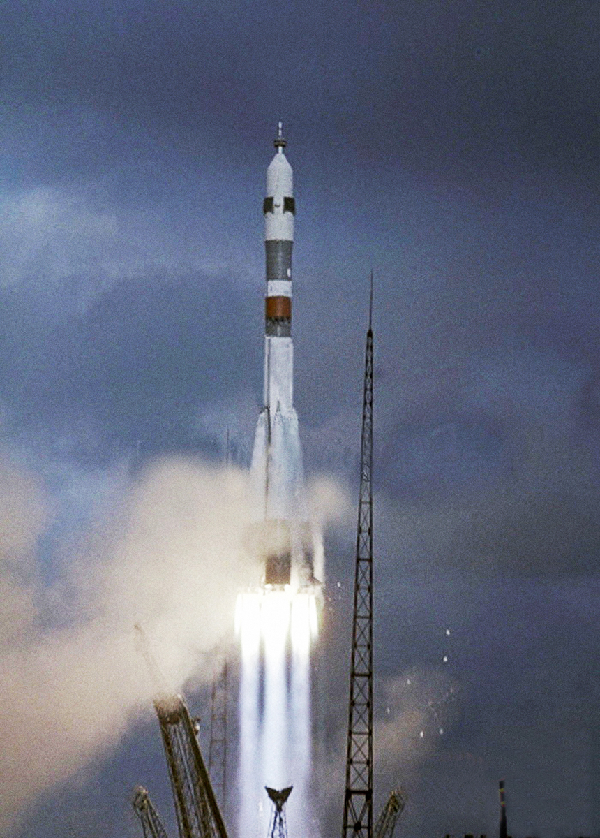 Start sovětské lodi Sojuz 8 | 100+1 zahraniční zajímavost