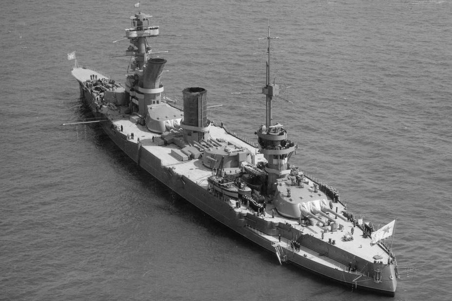 Zásah tunovou bombou: Potopení sovětské bitevní lodi Marat (1) | 100+1 ...