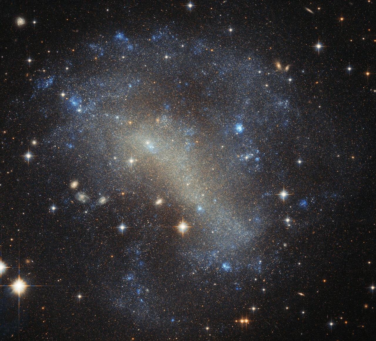 Nepravidelná galaxie ze souhvězdí Páva je třpytivou sbírkou hvězd | 100 ...