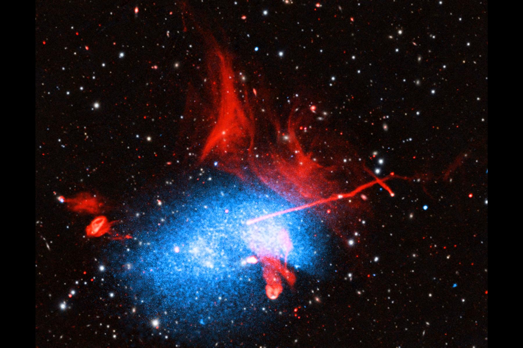 Astronomové zachytili monumentální srážku kup galaxií v Malém medvědovi ...