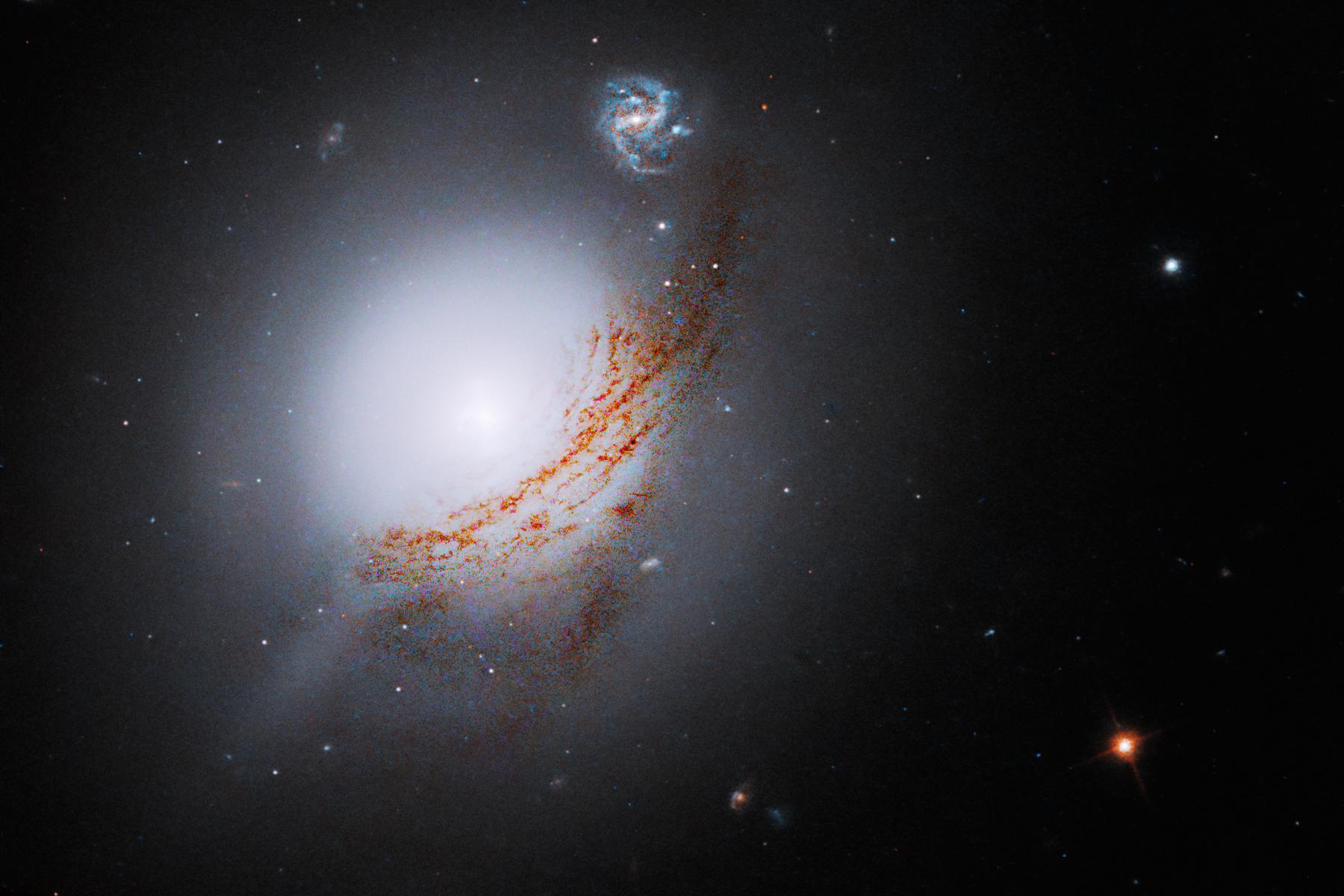 Hubbleův teleskop pozoroval fantaskní čočkovou galaxii ze souhvězdí ...