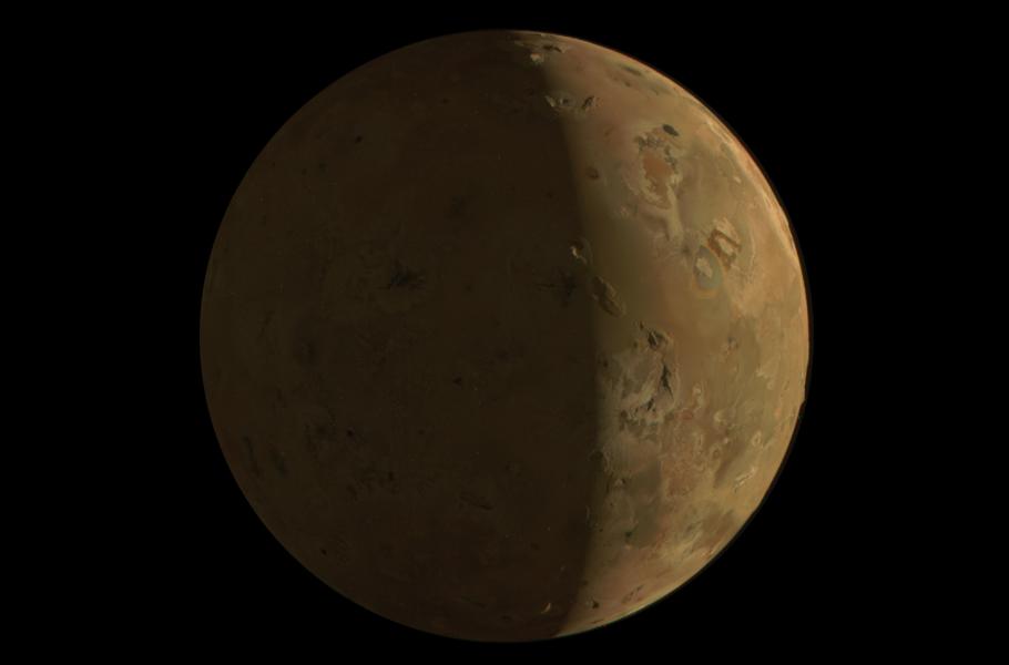 Sonda Juno pořídila detailní snímky Jupiterova vulkanického měsíce Io ...