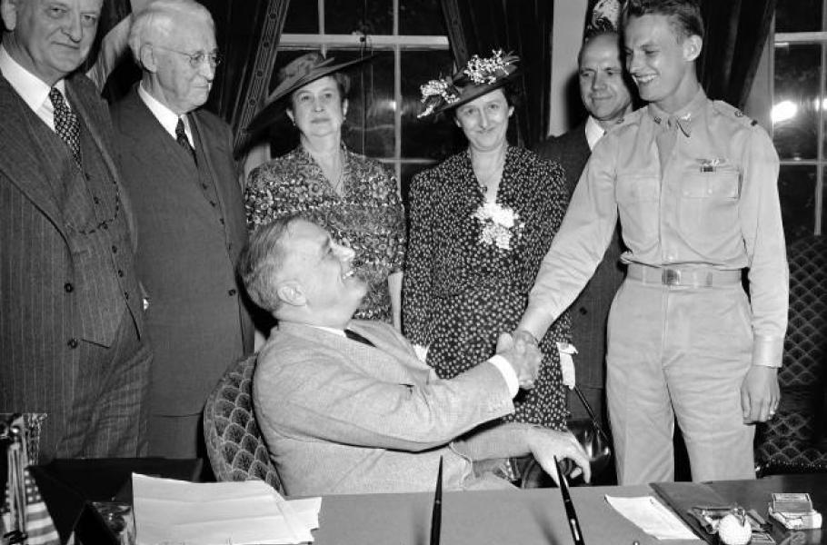 Stíhač George Welch: I přes kocovinu hrdinně bránil Pearl Harbor | 100 ...