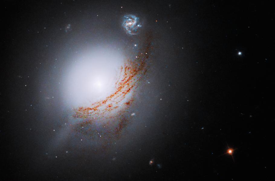 Hubbleův teleskop pozoroval fantaskní čočkovou galaxii ze souhvězdí ...
