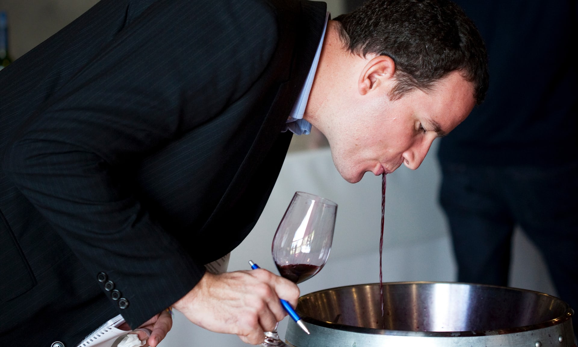 Líbání cizince: Pálenka vyrobená ze zbytků vína vyplivnutých someliéry ...